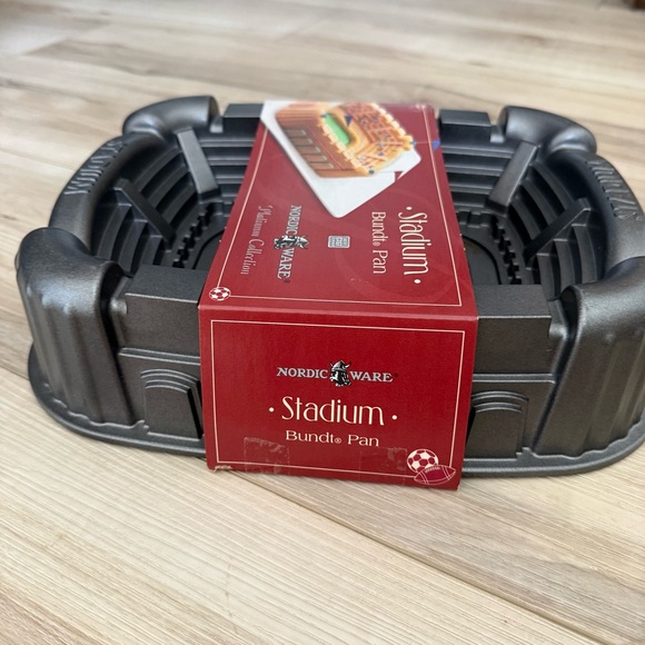 Nordic Ware | Kitchen | Nwt Nordic Ware Stadium Bundt Cake Pan New ...